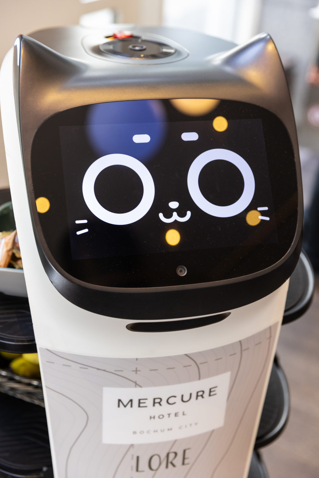 Check-in bei der Zukunft: Hotelroboter begeistern in Bochum ...